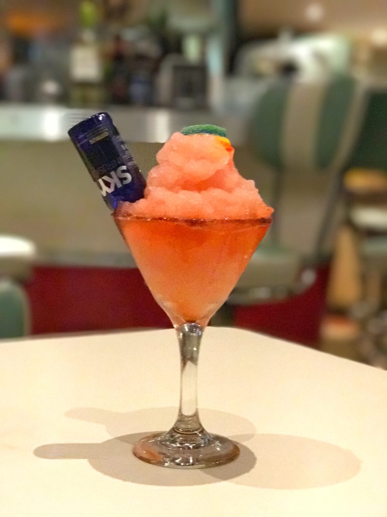 Papa Guapa presenta el cocktail Elton John - Godinez Gourmet